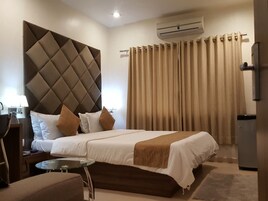 Quarto casal conforto, para não fumantes | Banheiro | Chuveiro, produtos de toalete grátis, toalhas de banho 