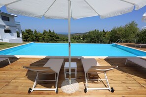 Piscina exterior, da(s) 09:00 à(s) 21:00, guarda-sóis, espreguiçadeiras 