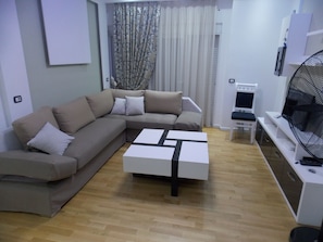 Apartamento de Luxo, 3 quartos, não fumadores, vista para o mar | Sala de estar | TV de ecrã plano