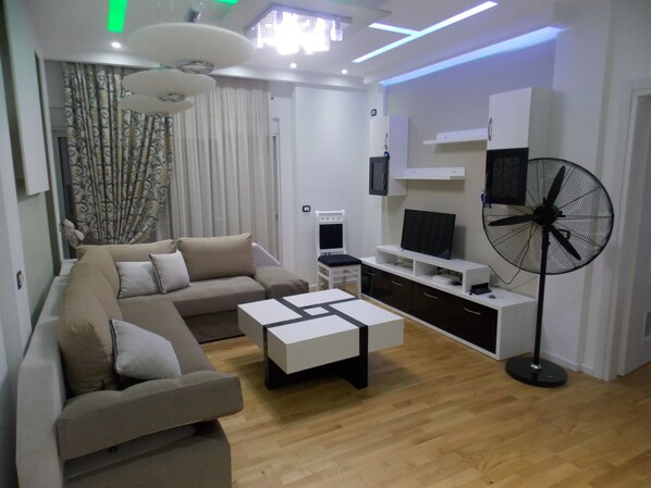 Apartamento de Luxo, 3 quartos, não fumadores, vista para o mar | Sala de estar | TV de ecrã plano