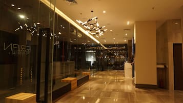 Área de estar no saguão