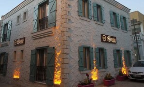 Fachada da propriedade à noite