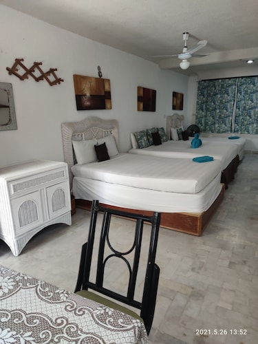 Pettit Saramullo Downtown Cancun Pool - Cancún