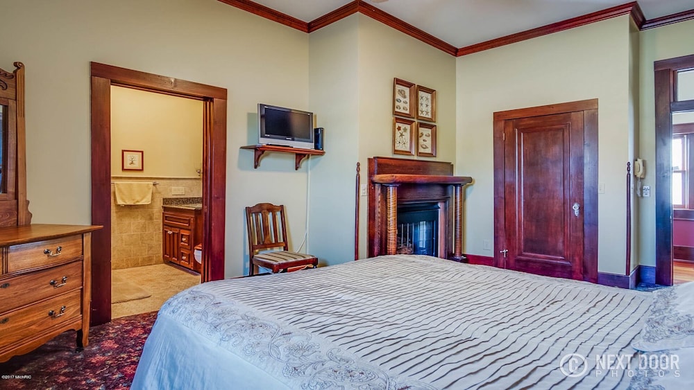 Right Downtown With Space For Everyone! - Pentwater, MI