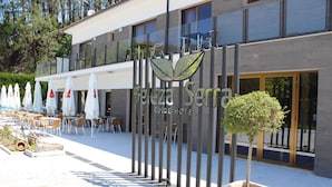 Hotel com área externa para sentar e design moderno.