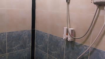 Quarto Duplo Standard | Casa de banho | Um polibã, artigos de higiene pessoal grátis, toalhas fornecidas