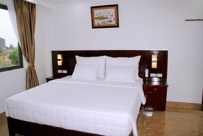 Escrivaninha, cortinas blackout, Wi-Fi de cortesia, roupa de cama