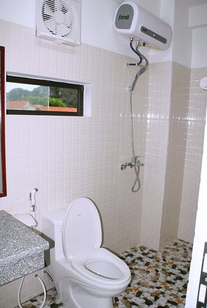 Chuveiro, produtos de toalete grátis, secador de cabelo, chinelos