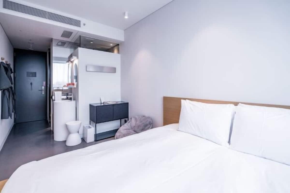 Roupas de cama premium, edredons de pluma, cofres nos quartos