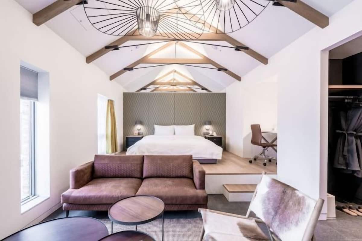 Roupas de cama premium, edredons de pluma, cofres nos quartos