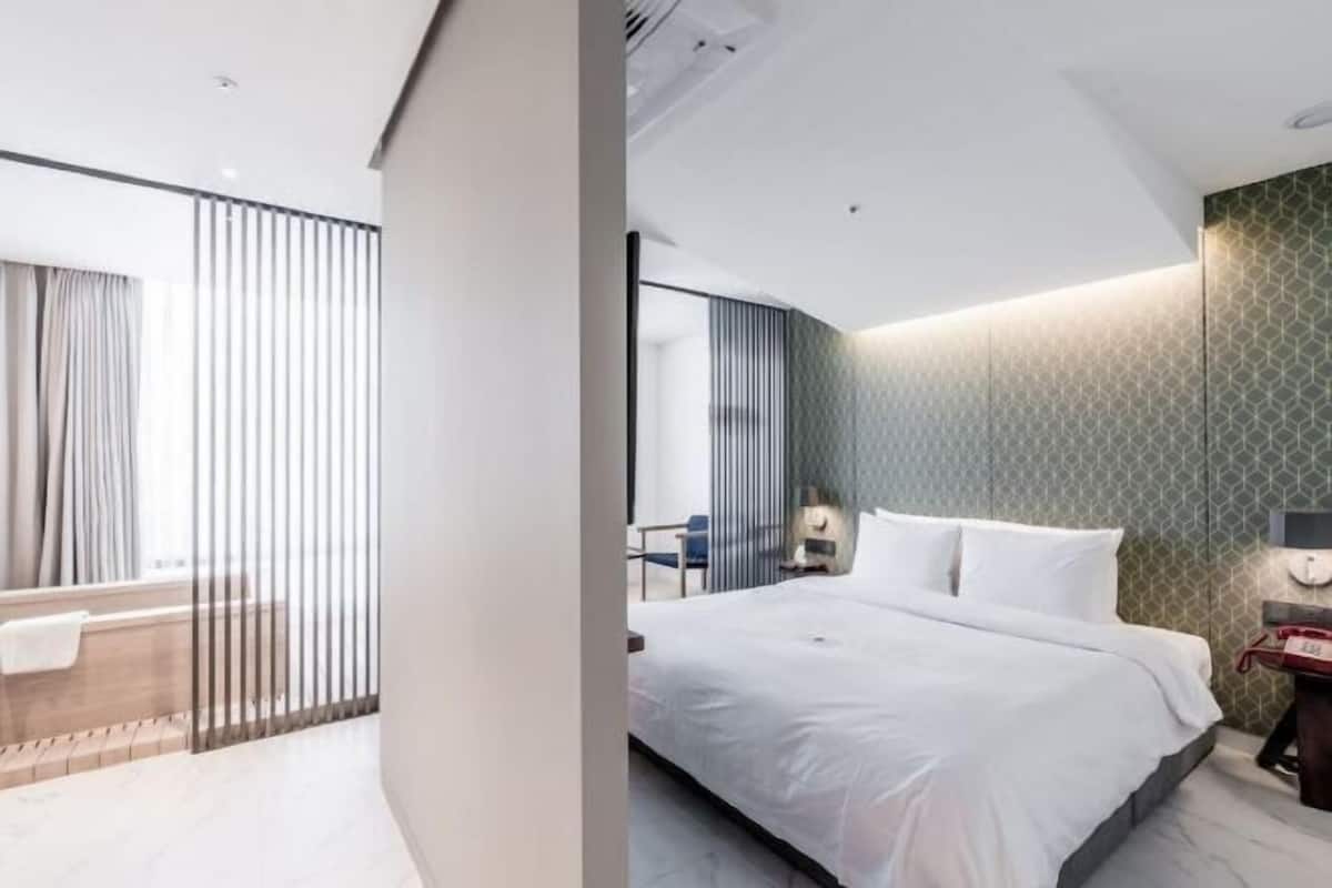 Roupas de cama premium, edredons de pluma, cofres nos quartos