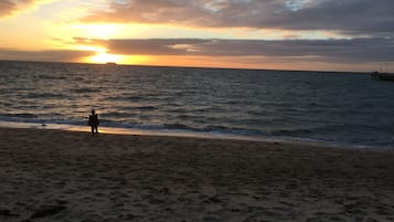 Na praia, praia de areia branca