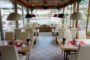 Pequeno-almoço tipo buffet diário (10 EUR por pessoa)