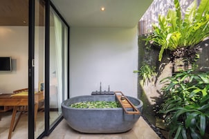 Suite Júnior, 1 quarto, vista para o jardim | Casa de banho | Artigos de higiene pessoal grátis, um secador de cabelo, chinelos