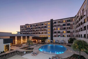 Piscina externa, funciona das 10h às 22h, barracas de cortesia