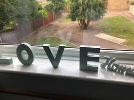Quarto casal luxo | Frigobar (abastecido com alguns itens grátis), individualmente decorados