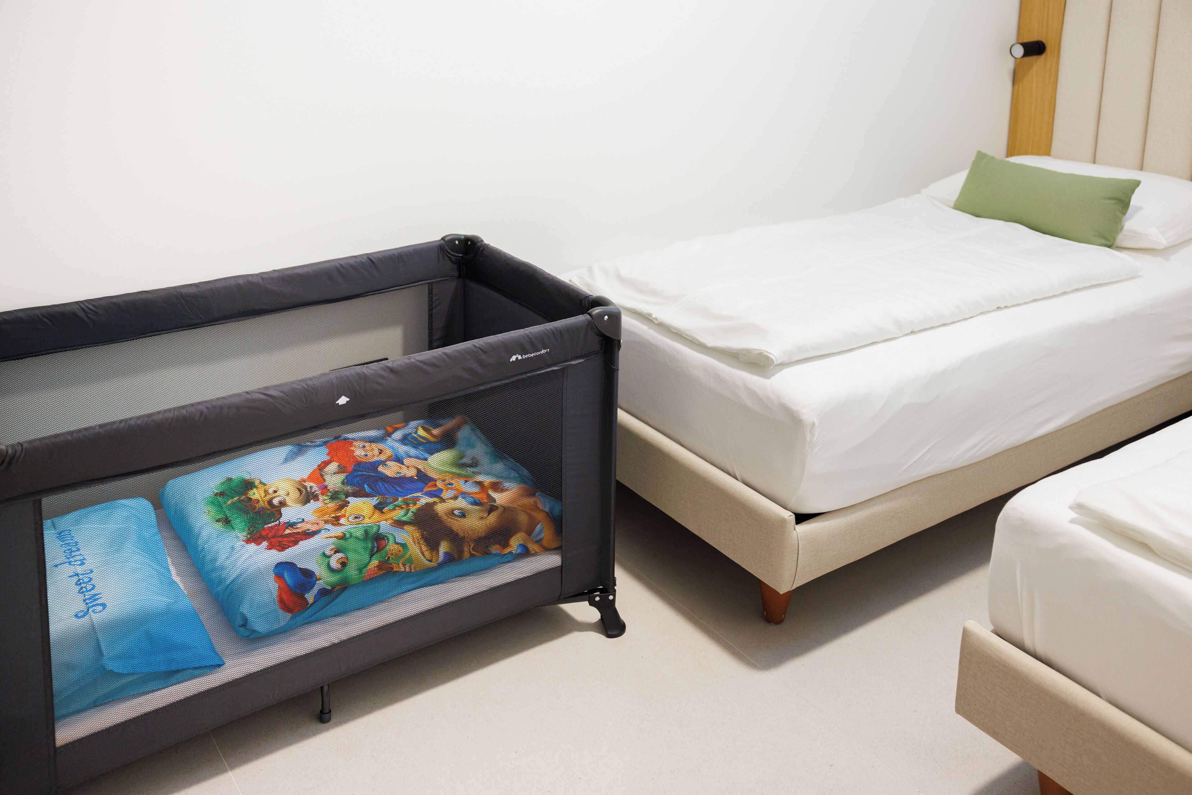 Cofre no quarto, ferro/tábua de engomar, roupa de cama fornecida 