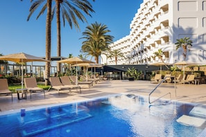 2 piscinas exteriores, guarda-sóis, espreguiçadeiras