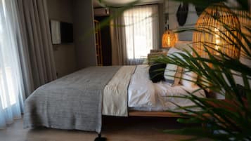 Suíte estúdio romântica, 1 cama Queen, vista para o mar | Roupas de cama premium, camas Select Comfort, cofres nos quartos