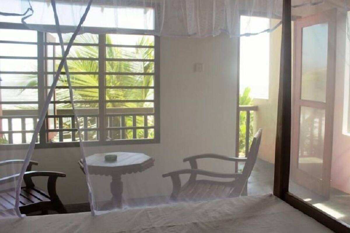 1 quarto, secretária, roupa de cama fornecida