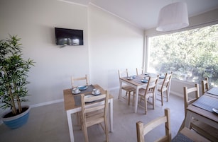 Café da manhã completo grátis todos os dias