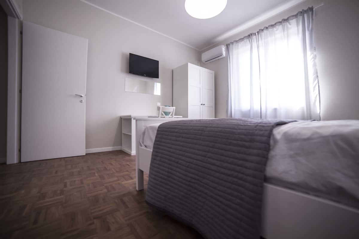 Minibar, cofre no quarto, secretária, cortinas/cortinados opacos