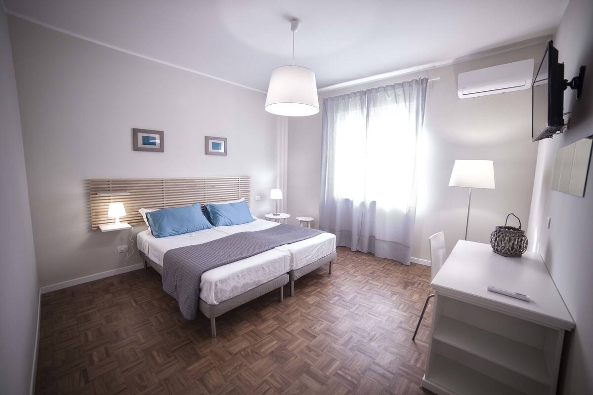 Quarto Duplo ou Twin | Minibar, cofre no quarto, secretária, cortinas/cortinados opacos