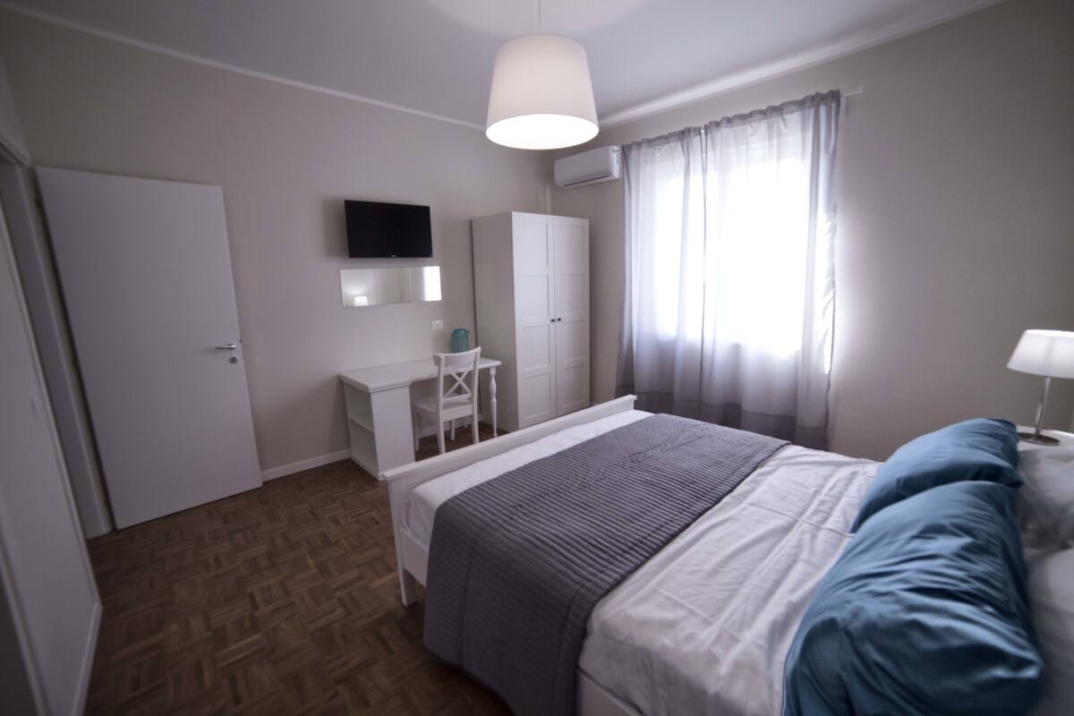Minibar, cofre no quarto, secretária, cortinas/cortinados opacos