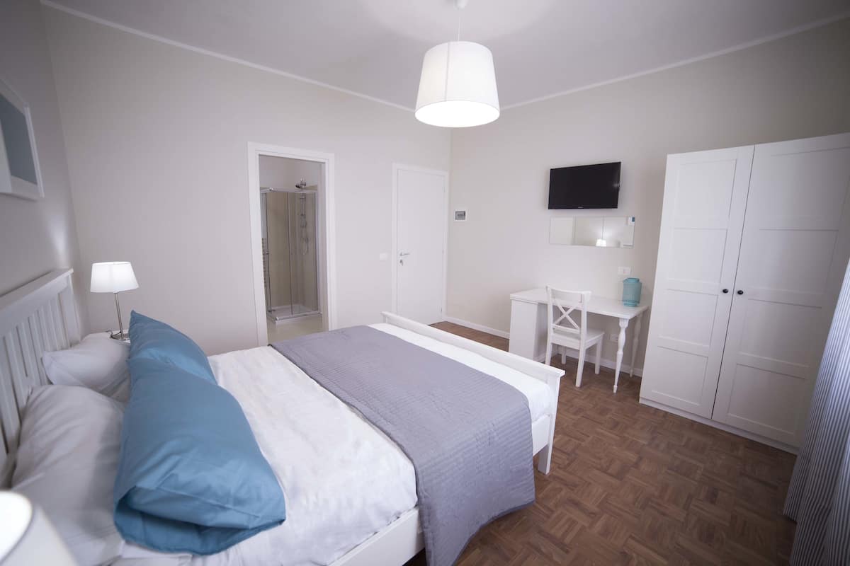 Quarto Familiar | Minibar, cofre no quarto, secretária, cortinas/cortinados opacos