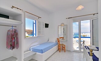 Quarto Triplo, vista para o mar | Sala de estar | TV de ecrã plano 