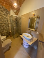 Quarto luxo | Banheiro | Chuveiro, chuveiro com efeito de chuva, produtos de toalete grátis