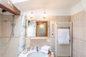 Apartamento Comfort, 1 quarto | Casa de banho | Um polibã, um secador de cabelo, um bidé, toalhas fornecidas 