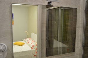 Quarto triplo | Roupas de cama premium, escrivaninha, cortinas blackout