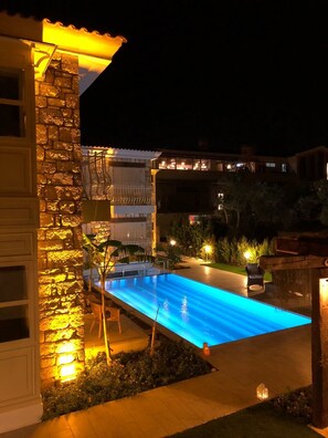 Piscina exterior, da(s) 11:00 à(s) 19:00, espreguiçadeiras 