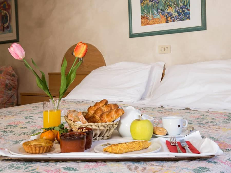 Um frigorífico no espaço comum, um micro-ondas no espaço comum