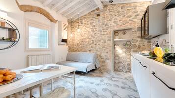 Apartamento Comfort, 2 quartos | Sala de estar | TV de ecrã plano