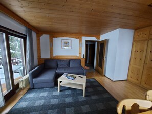 Apartamento, 2 quartos (Nr. 12) | Sala de estar | TV de ecrã plano, ténis de mesa 