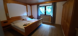 Apartamento, 2 quartos (Nr. 10) | Edredões de penas, secretária, ferro/tábua de engomar 