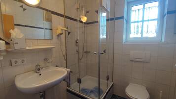 Quarto Duplo | Casa de banho | Um polibã, artigos de higiene pessoal grátis, um secador de cabelo