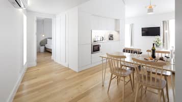 Apartamento, 2 quartos | Cofre no quarto, com decoração personalizada
