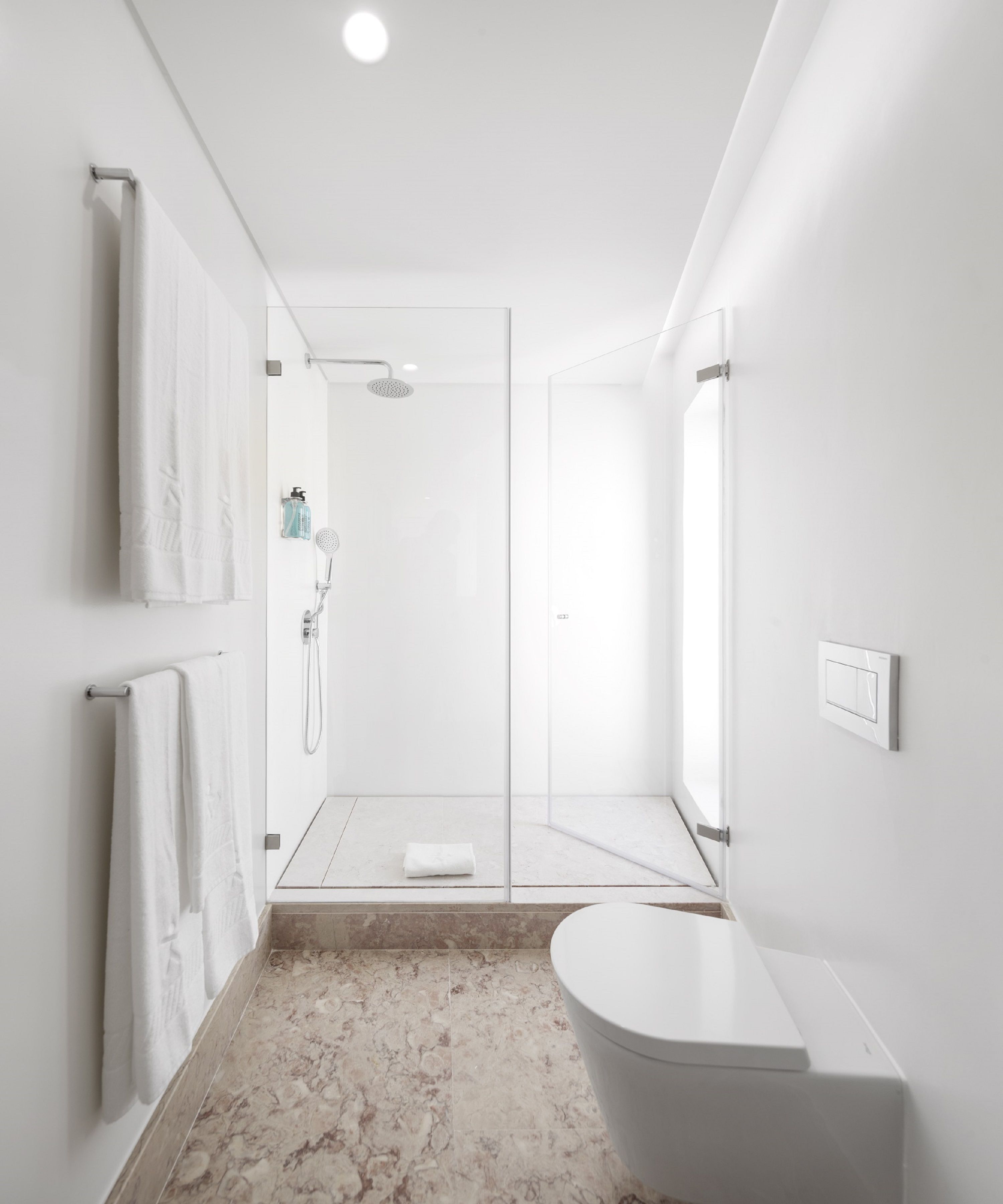 Apartamento, 2 quartos | Casa de banho | Um polibã, artigos de higiene pessoal grátis, um secador de cabelo 