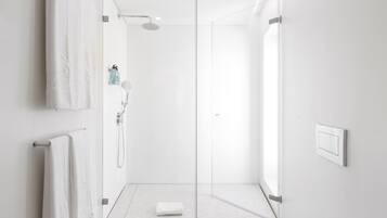 Apartamento, 2 quartos | Casa de banho | Um polibã, artigos de higiene pessoal grátis, um secador de cabelo