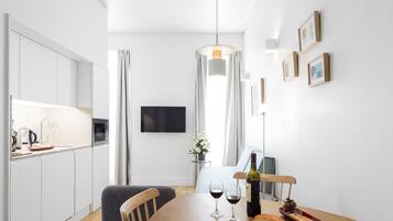 Um frigorífico/congelador grande, um micro-ondas, um forno