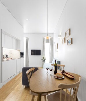 Geladeira grande, micro-ondas, fogão, cooktop