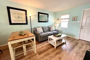 Condo, 2 quartos | Área de estar