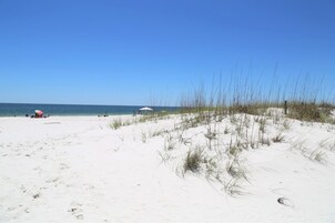 Condo, 2 quartos | Praia | Na praia 