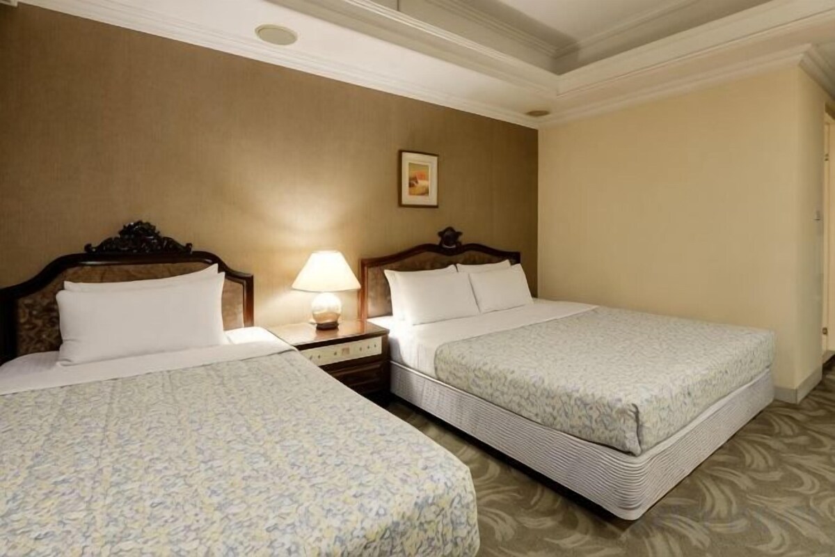 Roupas de cama premium, escrivaninha, cortinas blackout