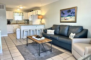 Condo, 2 quartos | Área de estar | TV