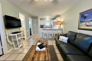 Condo, 2 quartos | Área de estar | TV