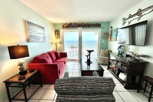 Condo, 2 quartos | Área de estar | TV